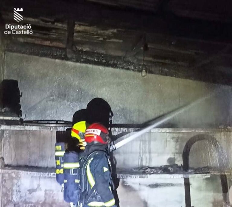 Els Bombers del Baix Maestrat intervenen en un incendi a Vinaròs ...